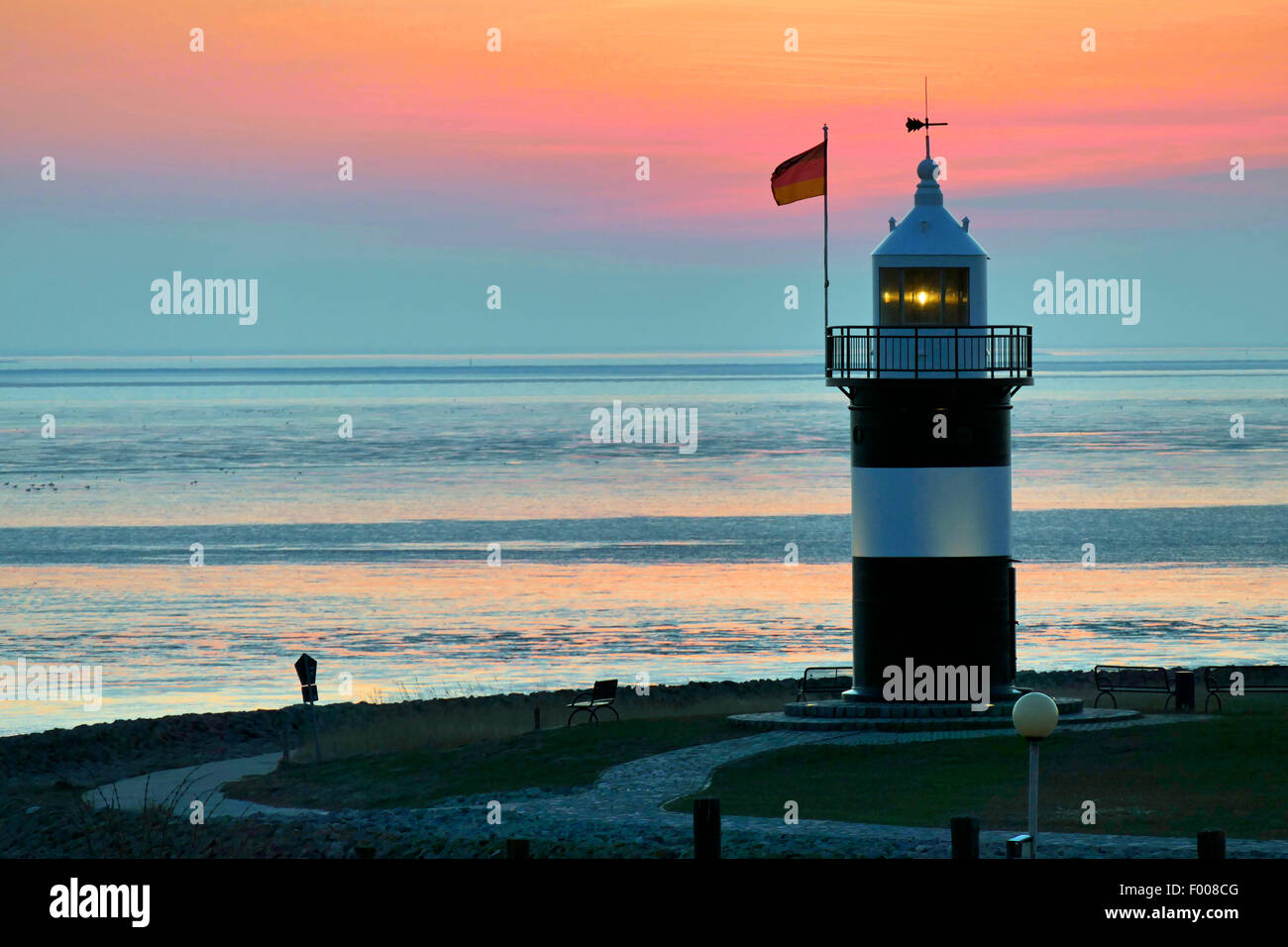 Wremen trough with view on the lighthouse Little Prussian in evening ...
