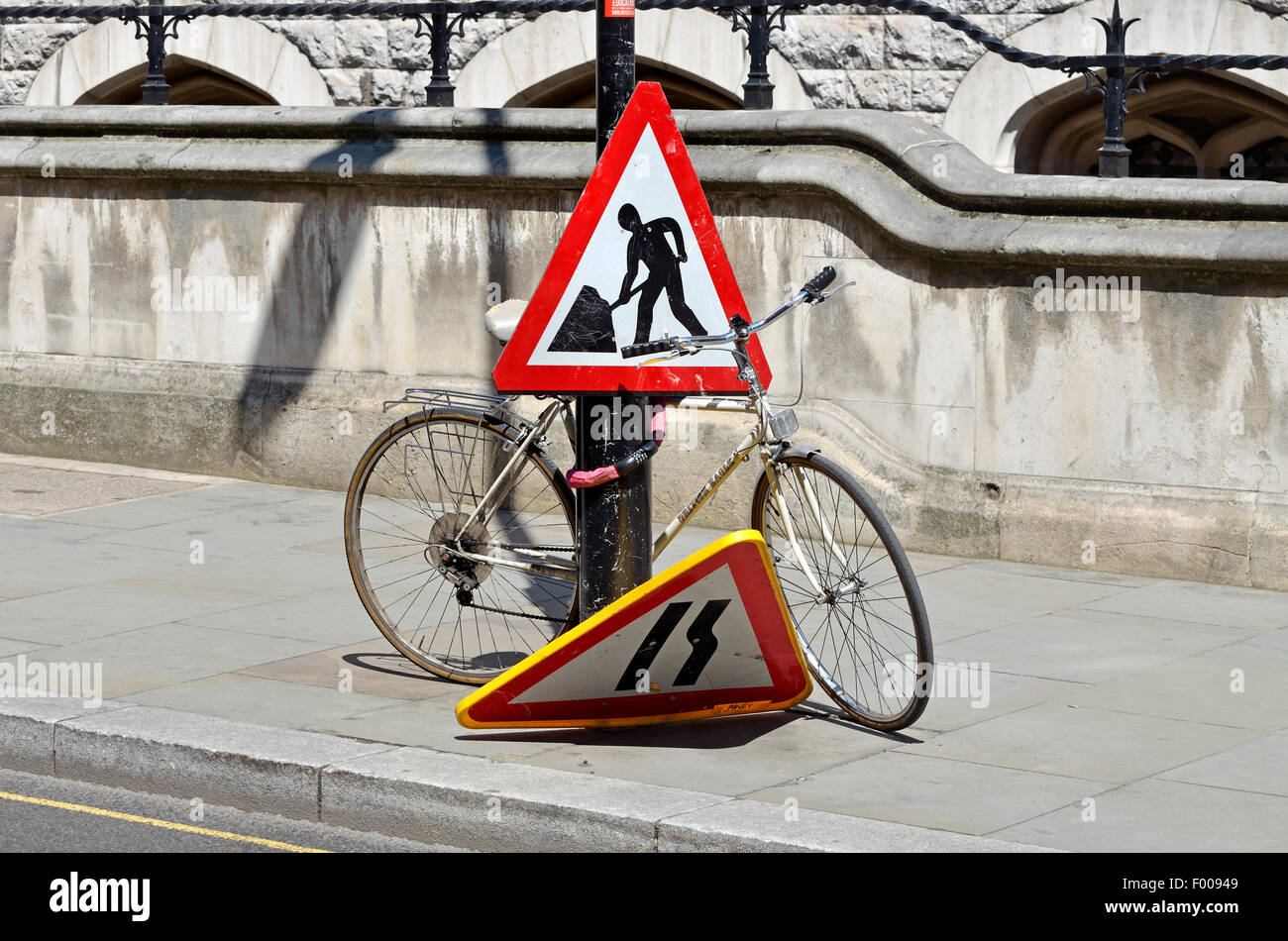 Cycling Road Signs High Resolution Stock Photography and Images - Alamy