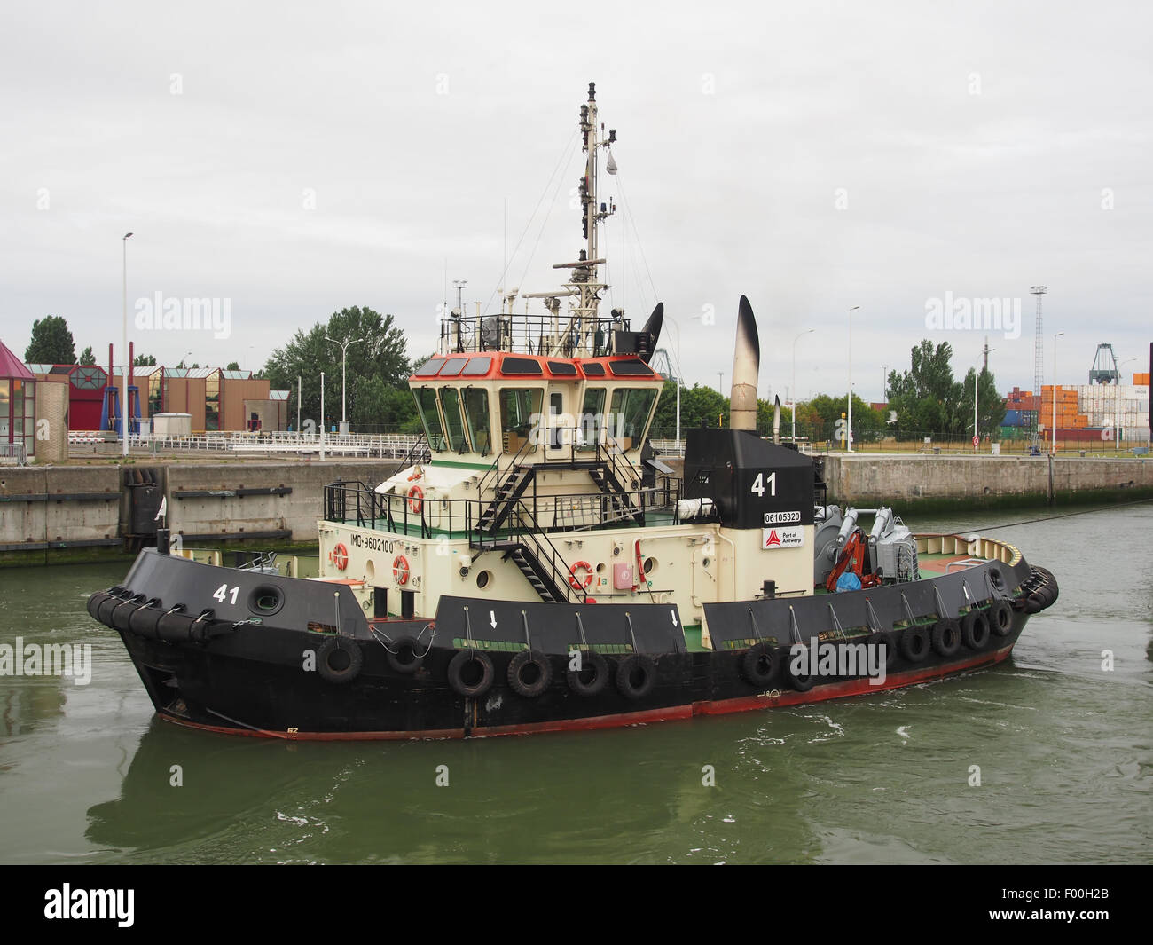 Tug 41 (ENI 06105320, IMO 9602100) operating in the Port of Antwerp ...