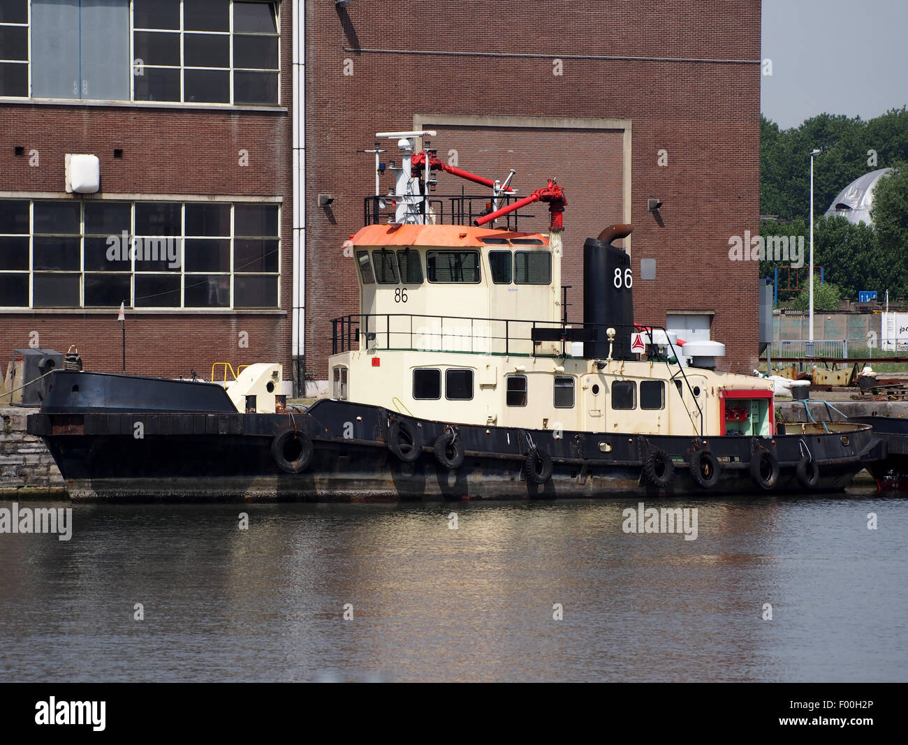 Tug 86, identified by ENI 0655360, is operating at Kattendijkdok in the ...