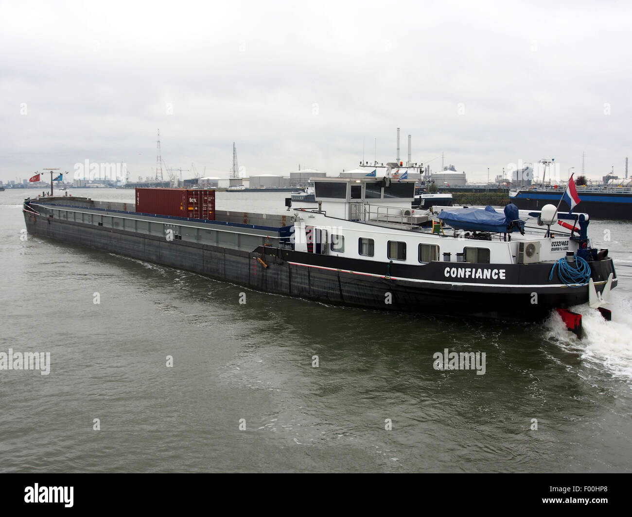 The 'Confiance' (ENI 02321403) is departing the Van Cauwelaertsluis ...