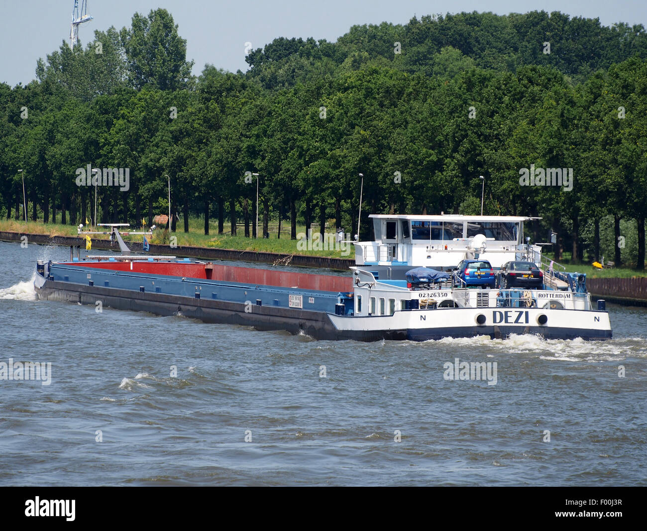 The Dezi (ENI 02326350) is a vessel navigating the Amsterdam-Rijnkanaal ...