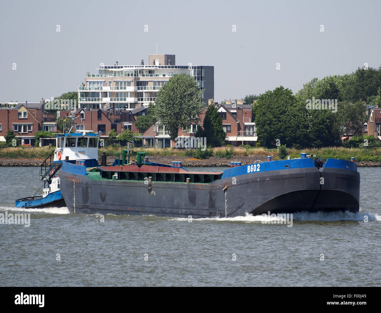 The 'Dirk II' (ENI 02210714) is pushing the 'B602' Split Hopper Barge ...