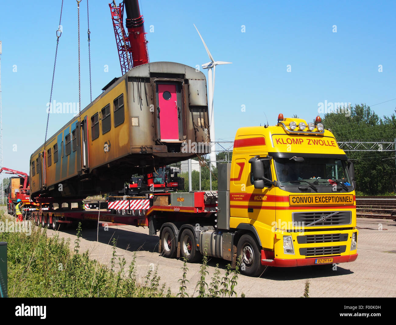 The Hondekop, a historic train, is loaded onto a Volvo truck by Klomp ...