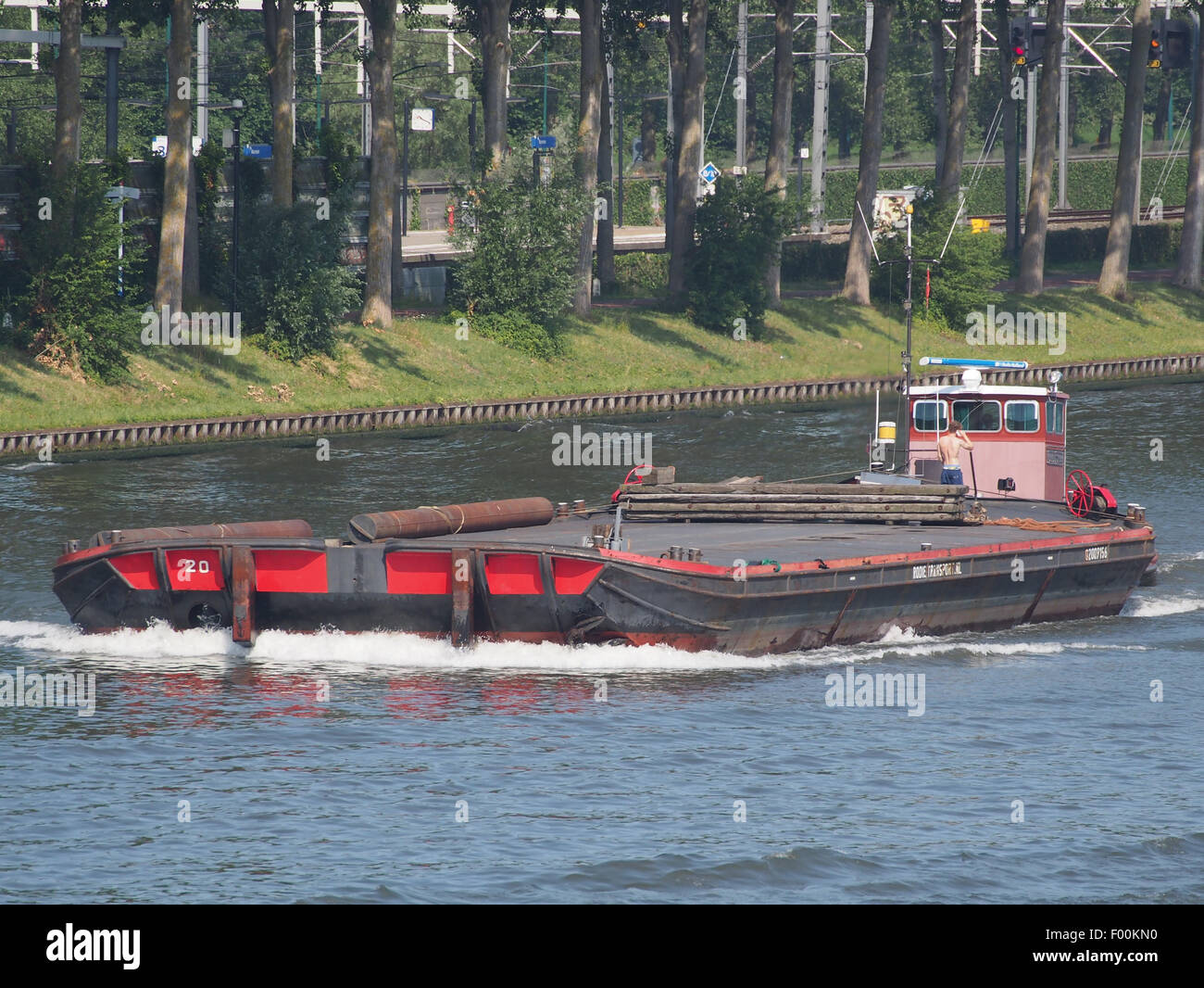 The Anny (ENI 02005322) is pushing the barge 20 (ENI 02009156) along ...