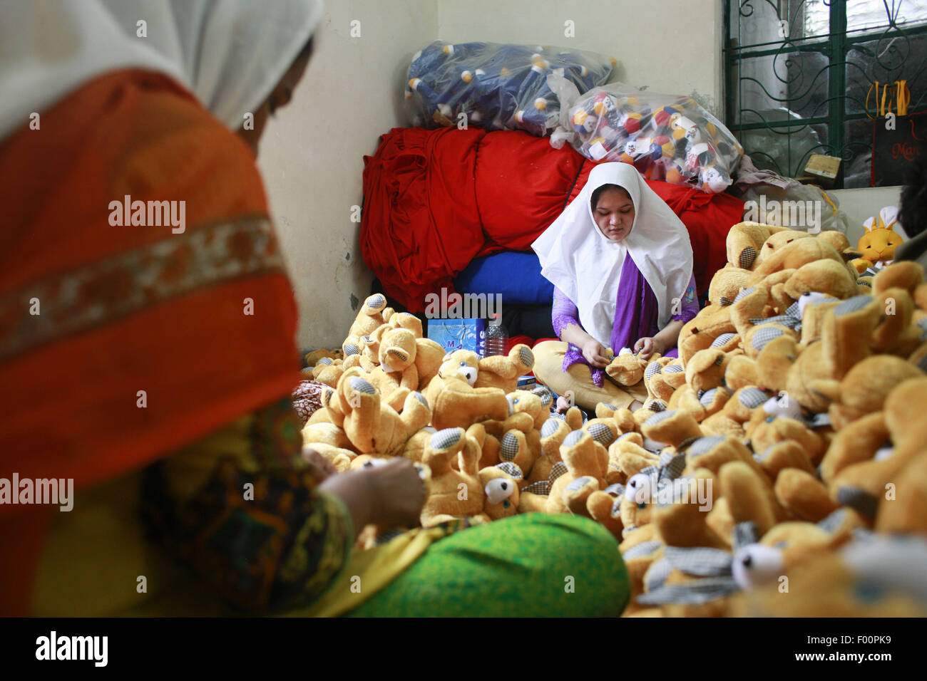 Dhaka, Bangladesh. 5th Aug, 2015. Bangladeshi workers make toys at a ...