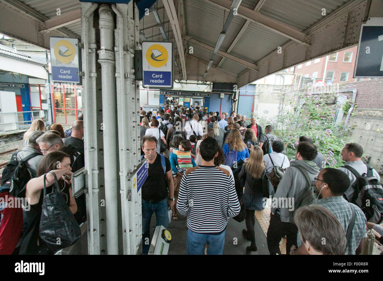 Wimbledon London,UK. 5th August 2015. Commuters arrive at Wimbledon ...