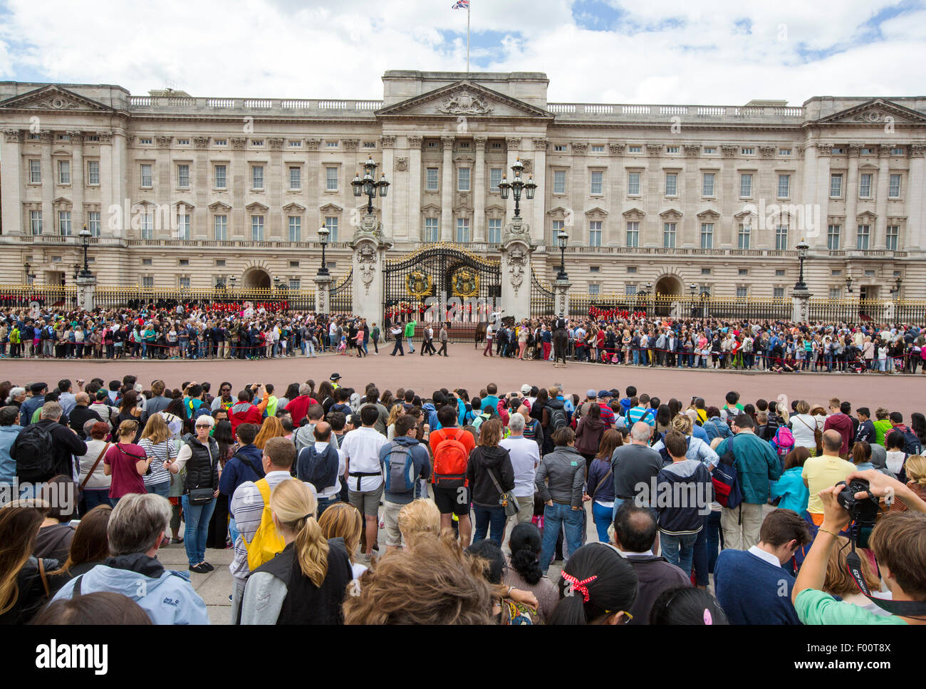 Crowds the mall buckingham palace hi-res stock photography and images ...
