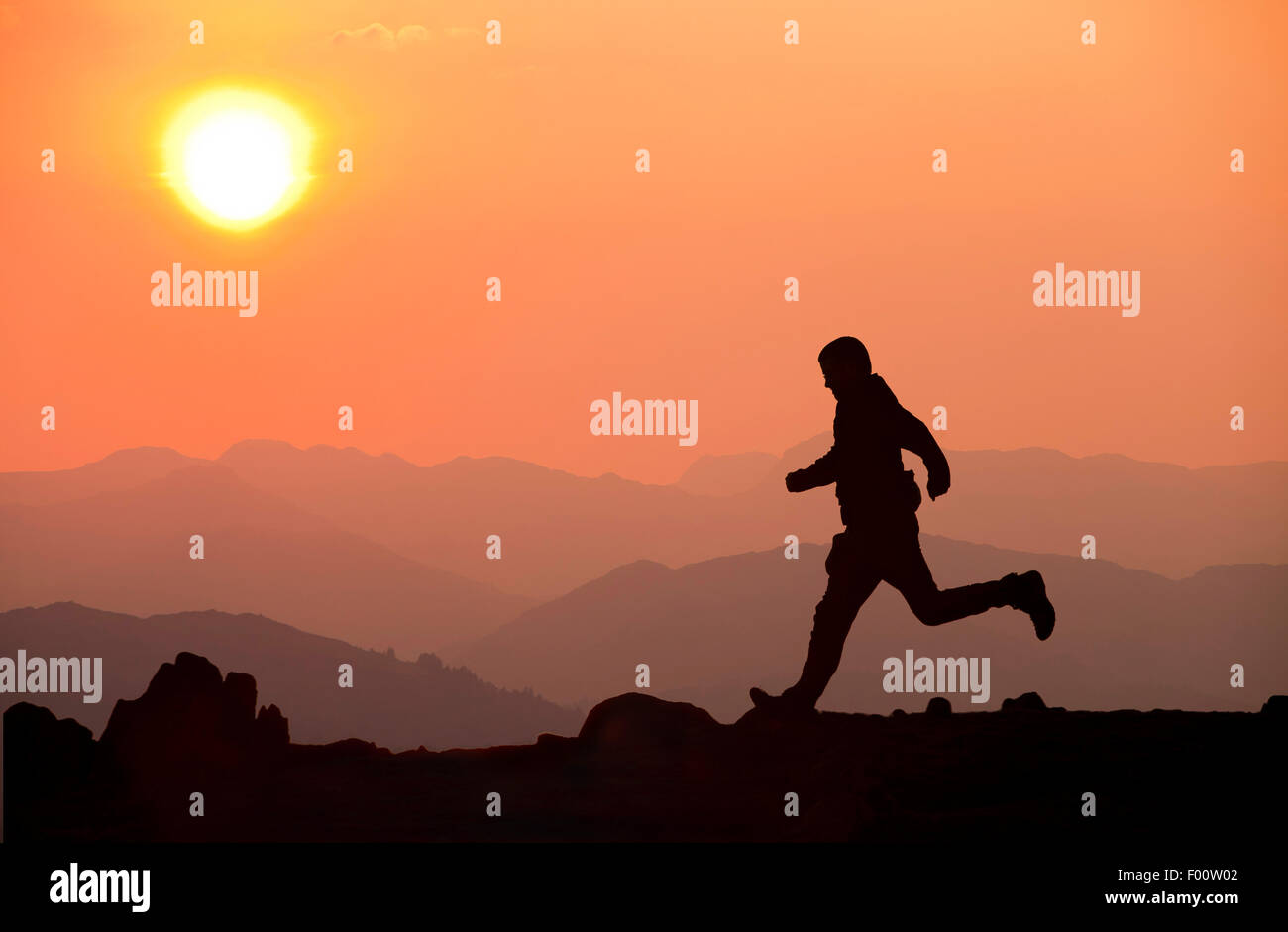 Man running at sunset hi-res stock photography and images - Alamy