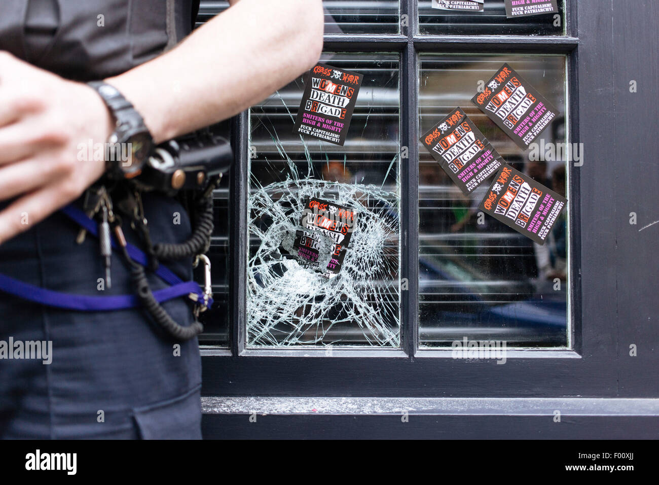 London, UK. 5th August, 2015. The smashed window of the Jack the Ripper ...