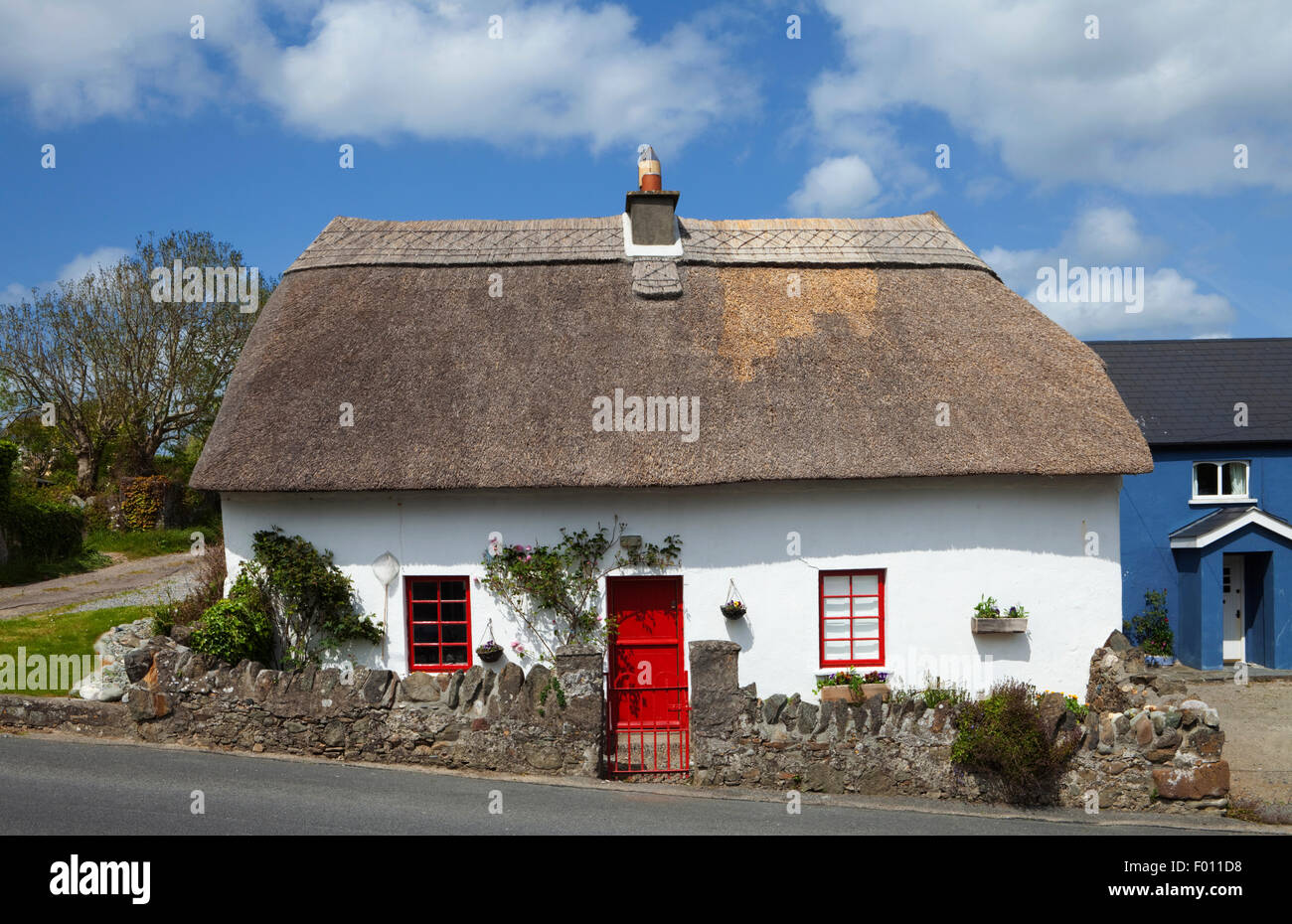Irish thatched cottage hi-res stock photography and images - Alamy