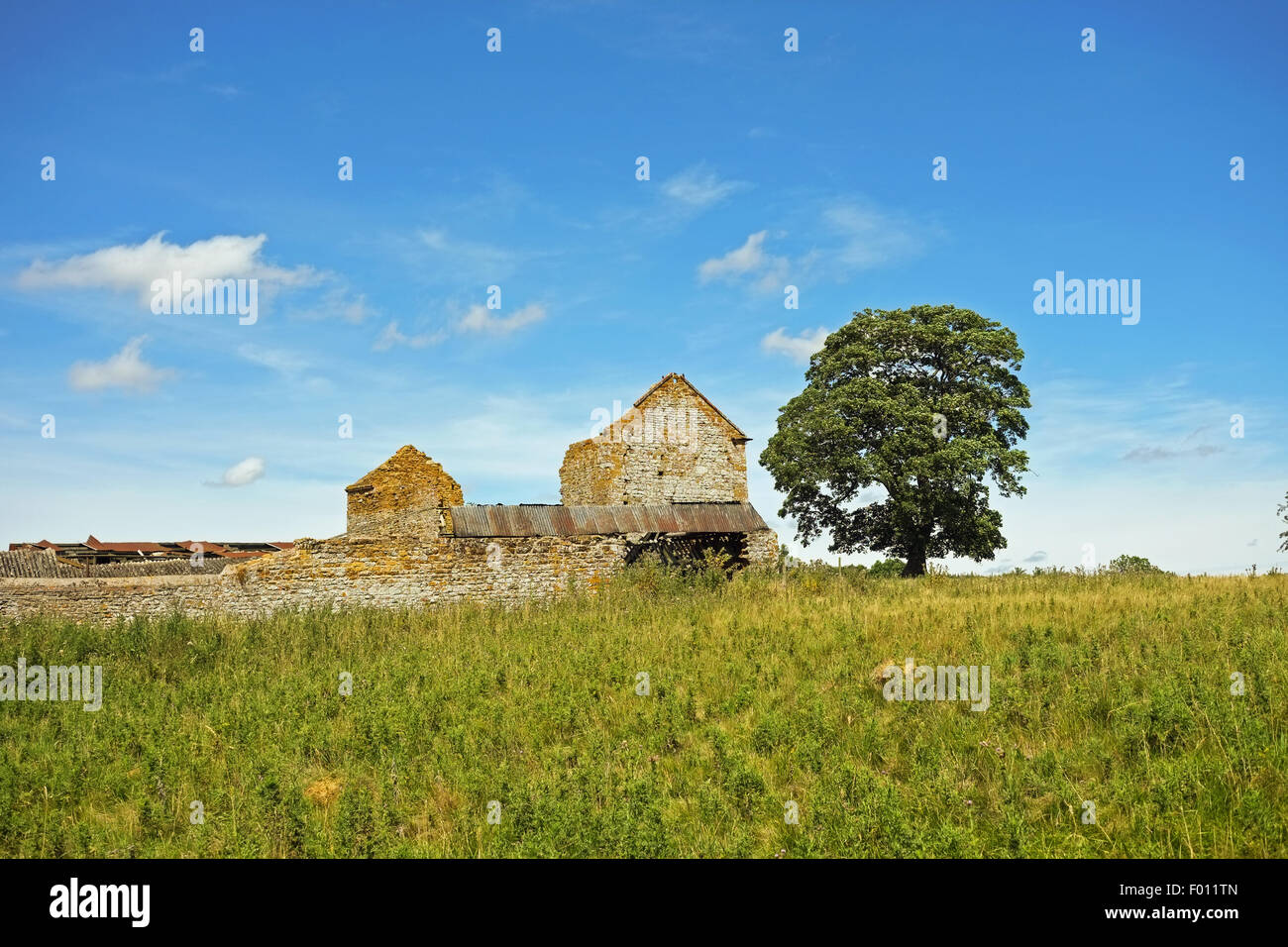 Derelict farm house uk hi-res stock photography and images - Alamy