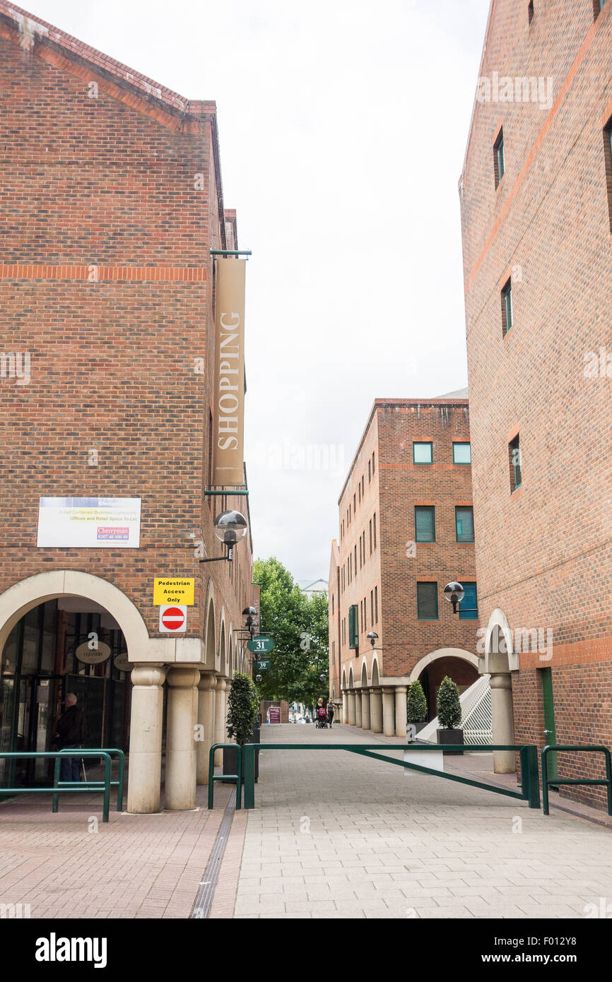 Pepper Street in Crossharbour, near London's Canary Wharf Stock Photo ...