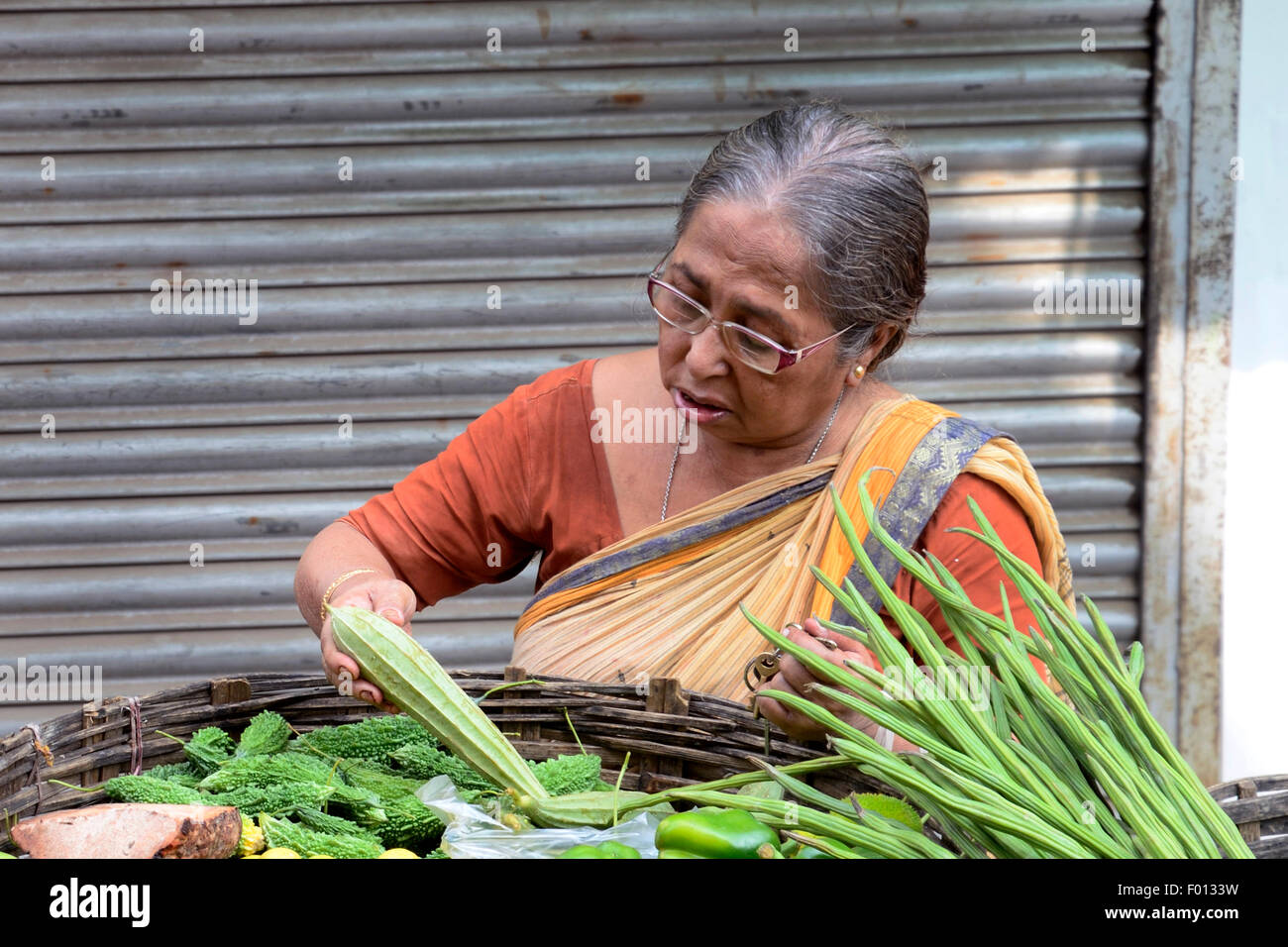 Kolkata, India. 05th Aug, 2015. A Bengali woman look for quality ...