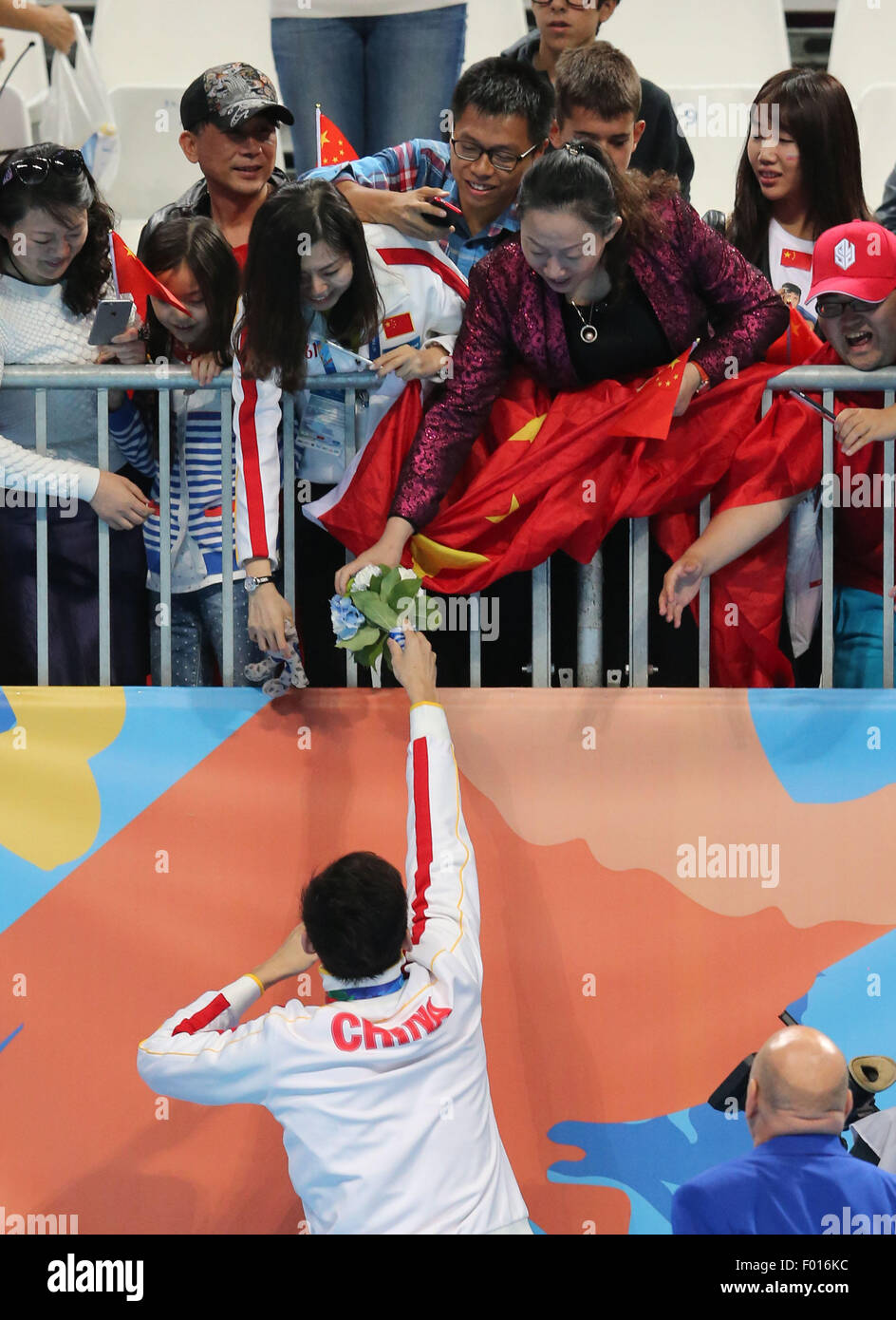Kazan. 5th Aug, 2015. Sun Yang of China gives the bouquet to his mother ...