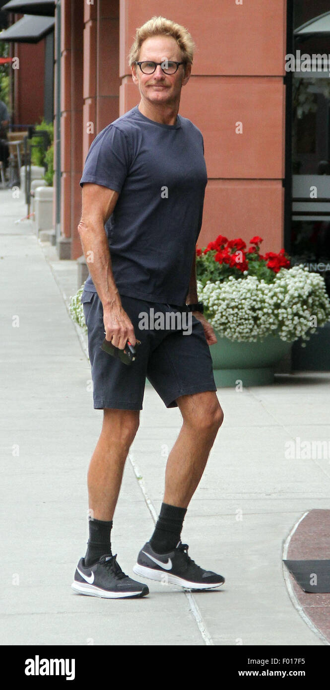 Jere Burns goes shopping in Beverly Hills in shorts and Nike sneakers ...