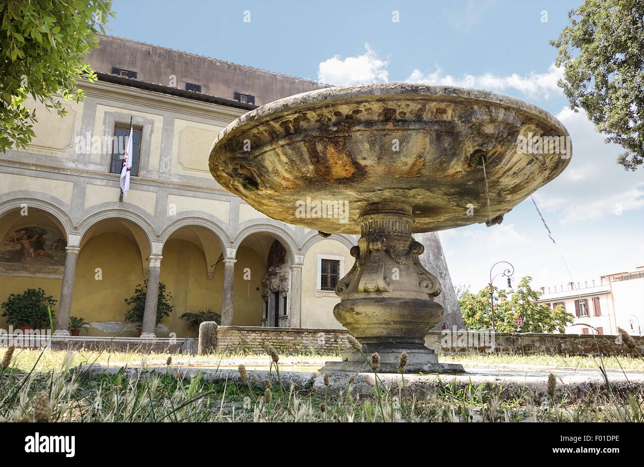 Fountain in st onofrio courtyard hi-res stock photography and images ...