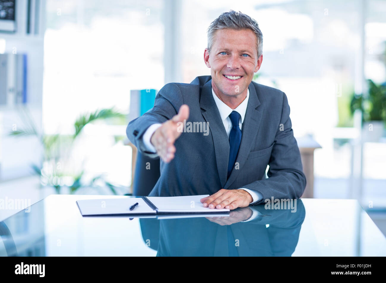 Businessman hand shake hi-res stock photography and images - Alamy
