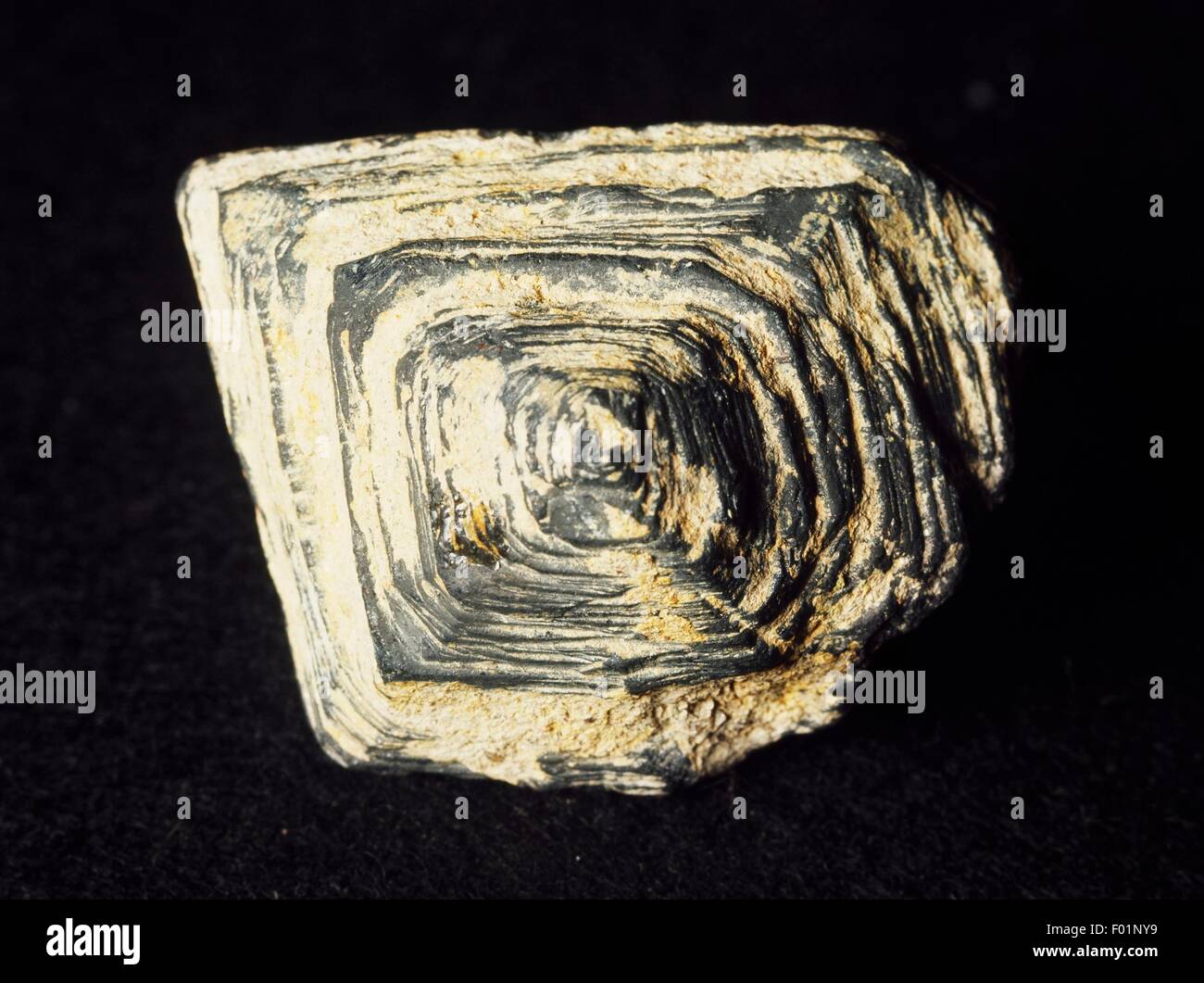 Uranite, oxide, radioactive mineral Stock Photo - Alamy