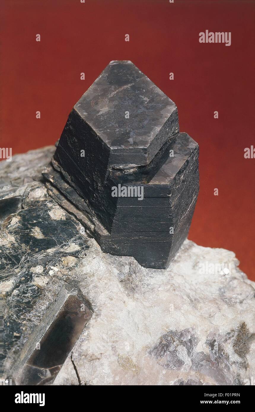 Minerals: Muscovite (Potassium Aluminum Silicate Hydroxide Fluoride ...