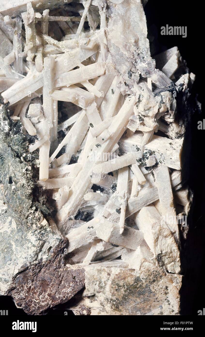 Wernerite o Scapolite, silicate Stock Photo - Alamy