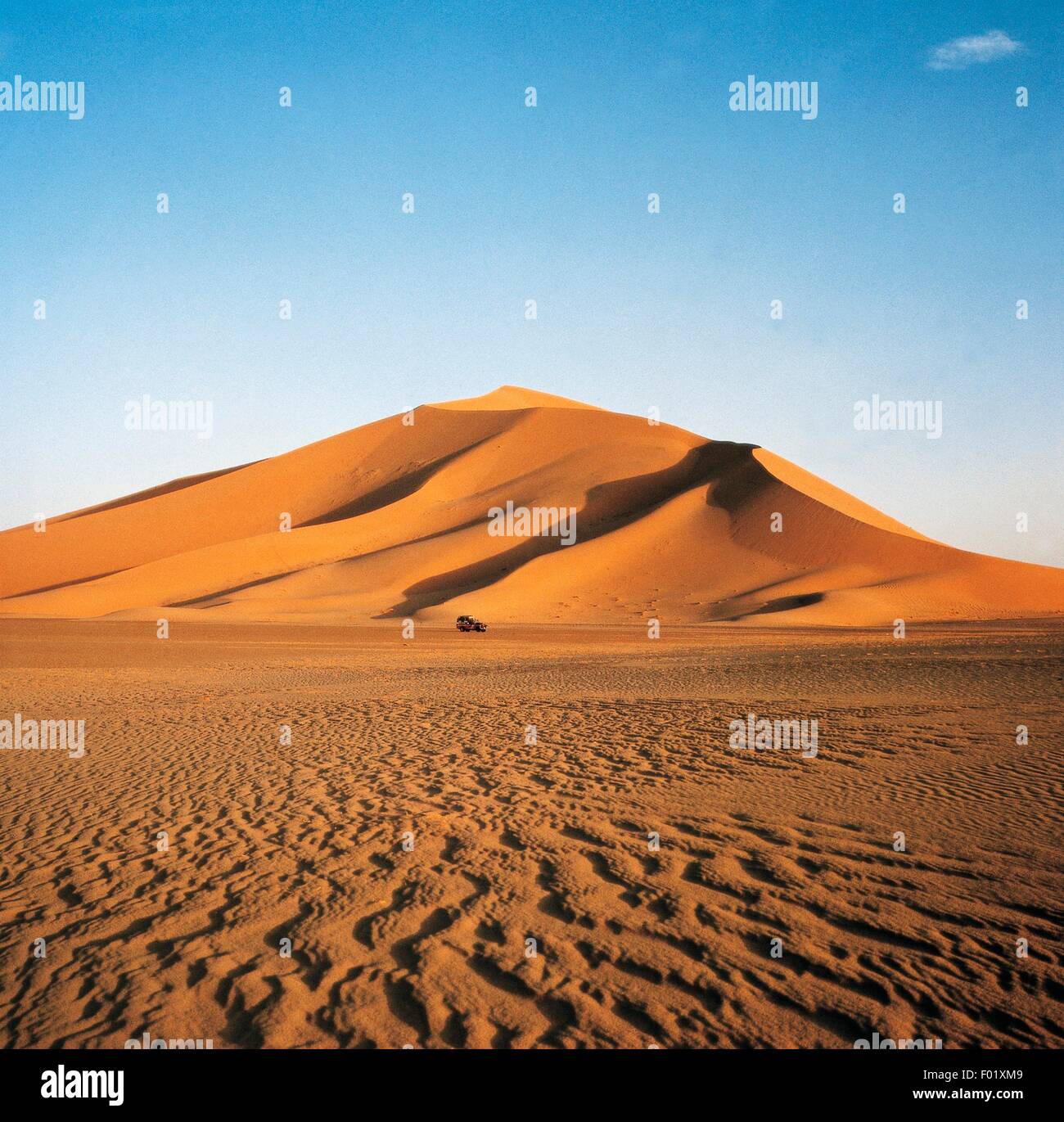 Sand dunes, Erg Admer, Djanet District, Sahara Desert, Algeria Stock ...