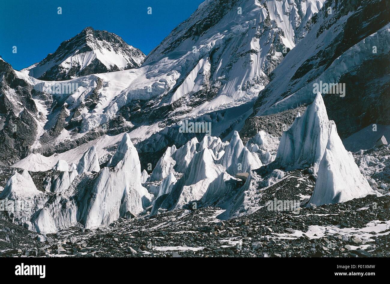 Kumbu glacier hi-res stock photography and images - Alamy