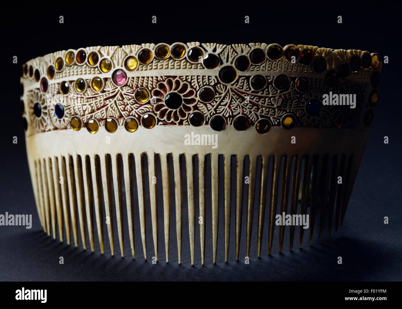 Horn comb hi-res stock photography and images - Alamy