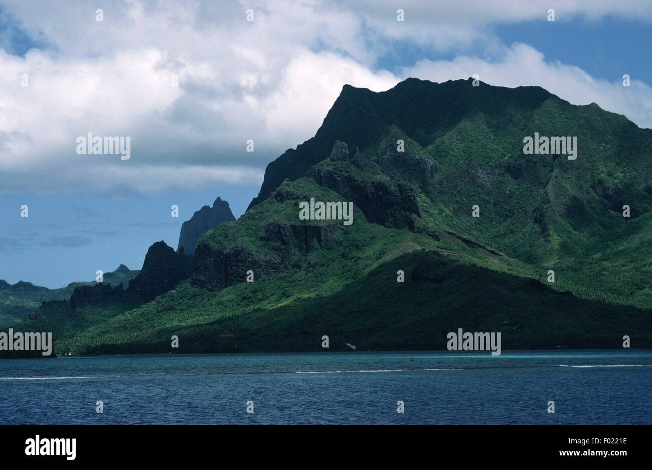 Mo'orea french polynesia mount tohivea hi-res stock photography and ...