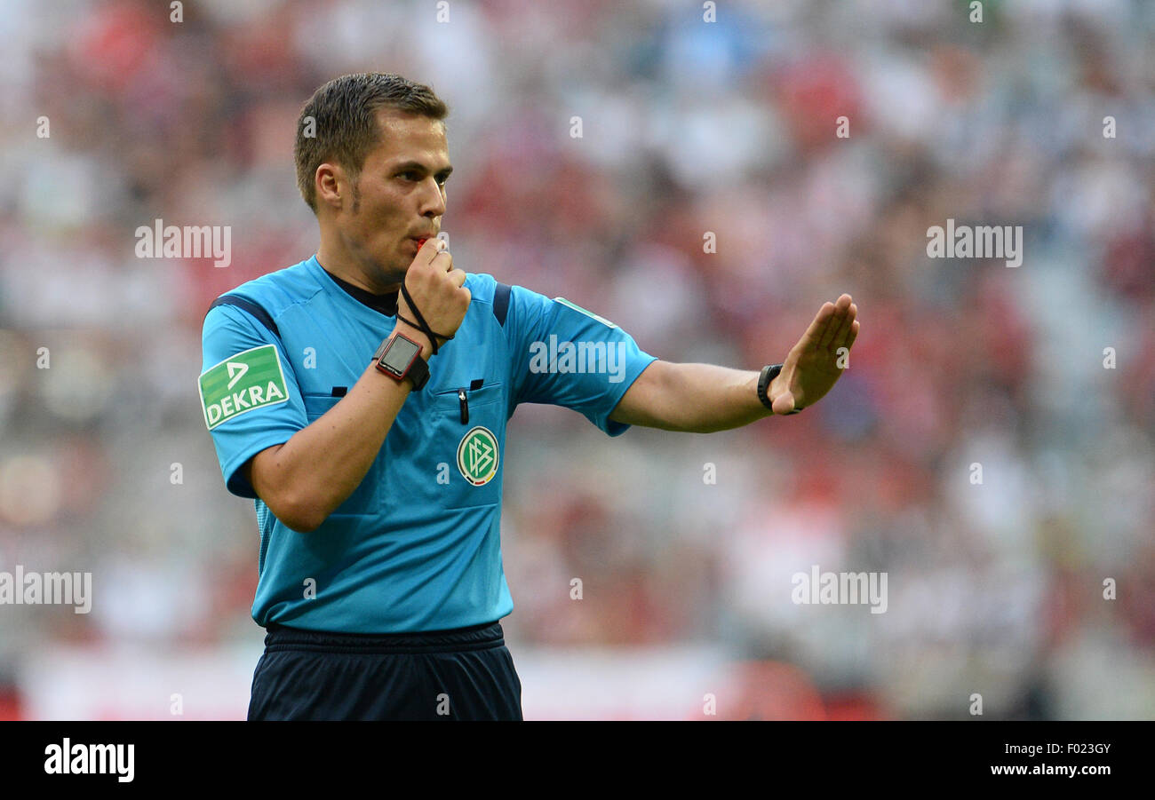 Munich, Germany. 5th Aug, 2015. Referee Robert Hartmann reacts during ...