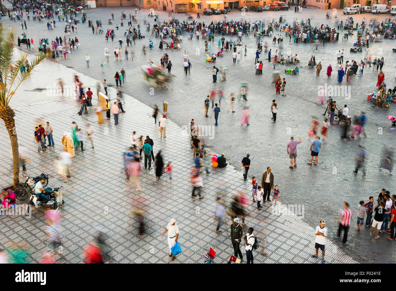 Crowd of people on square hi-res stock photography and images - Alamy