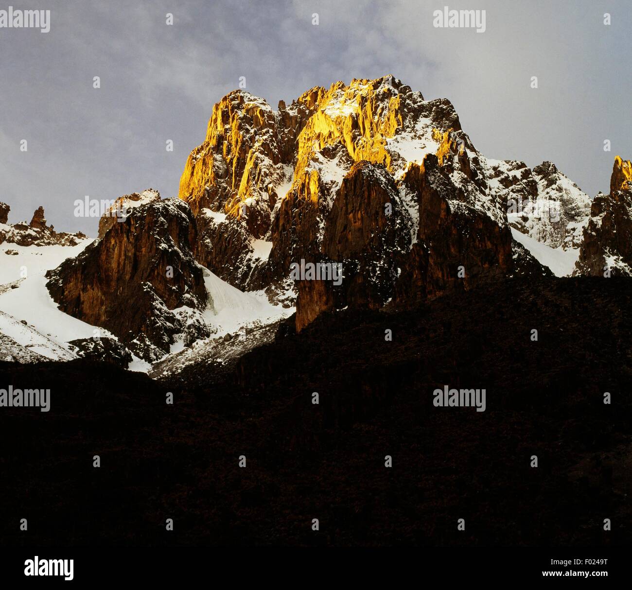 Sunset in Mackinder Valley and the peaks of Nelion and Batian, Mount ...