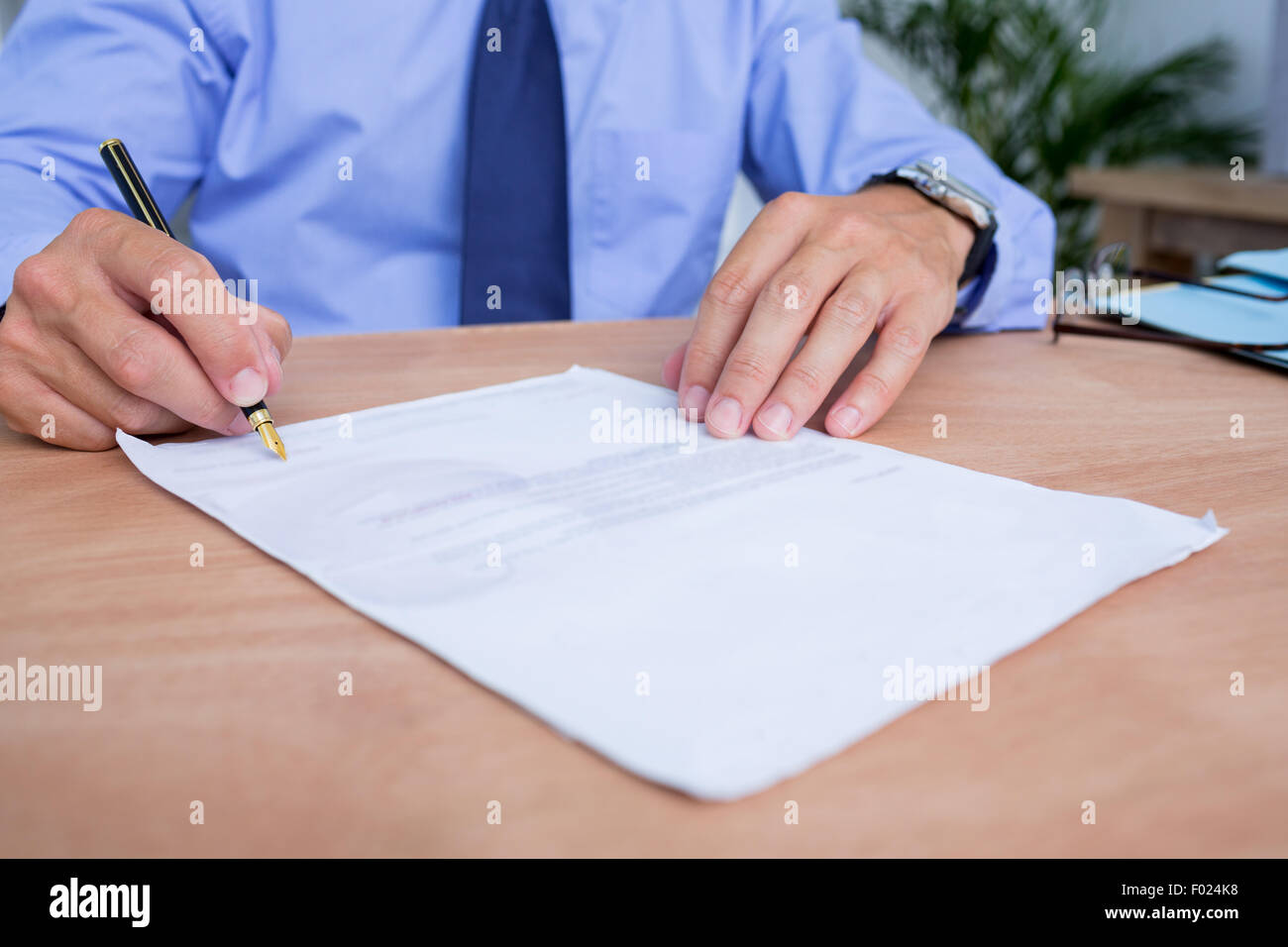 Signing a contract hi-res stock photography and images - Alamy