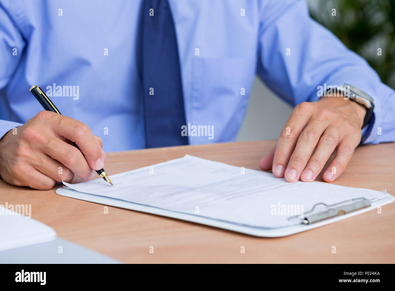 Signing a contract hi-res stock photography and images - Alamy