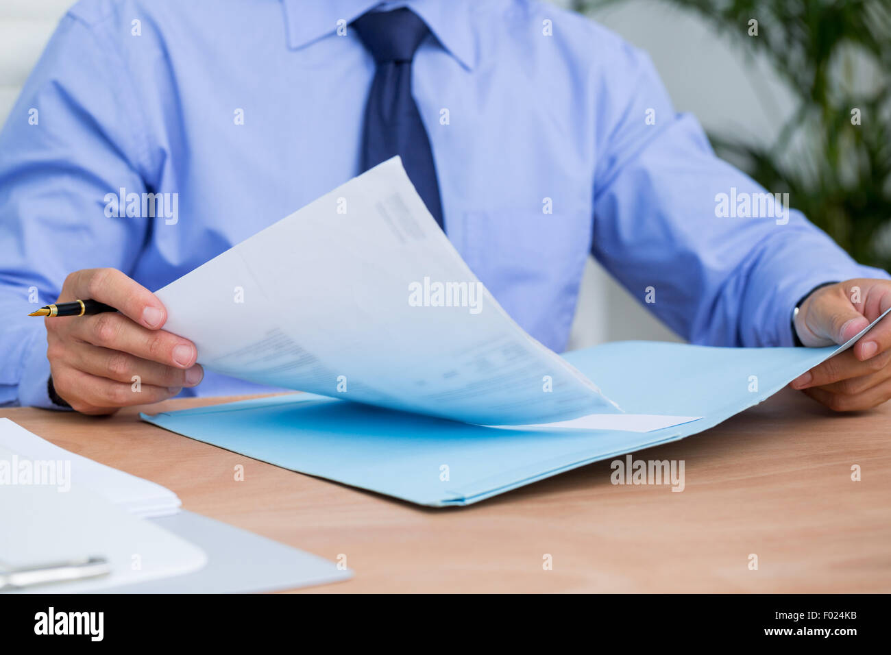 Contract reading hi-res stock photography and images - Alamy