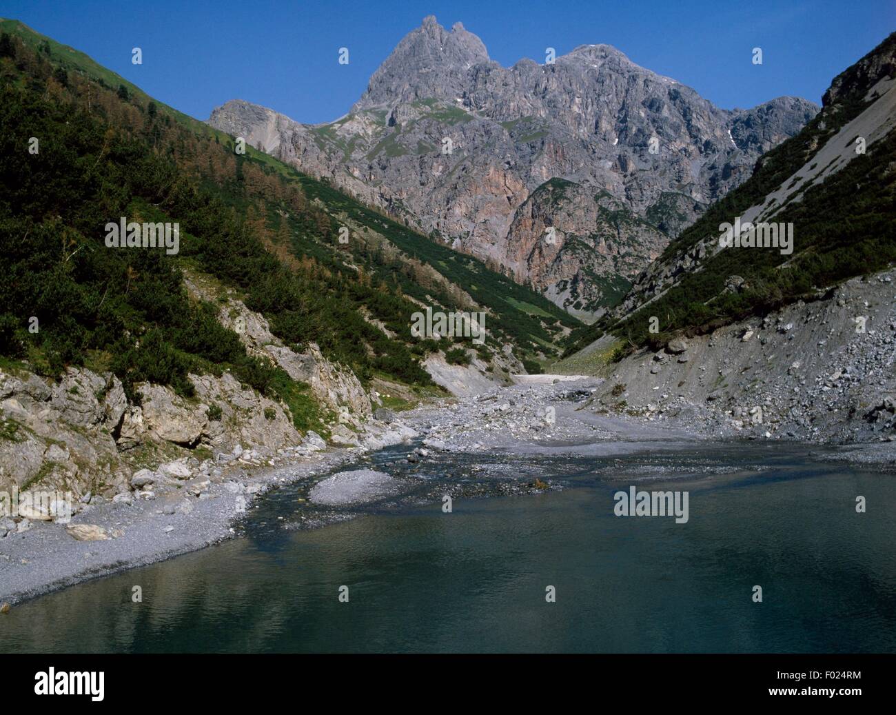 Alpine lake in Val Viera, side view of Livigno valley, Lombardy, Italy ...