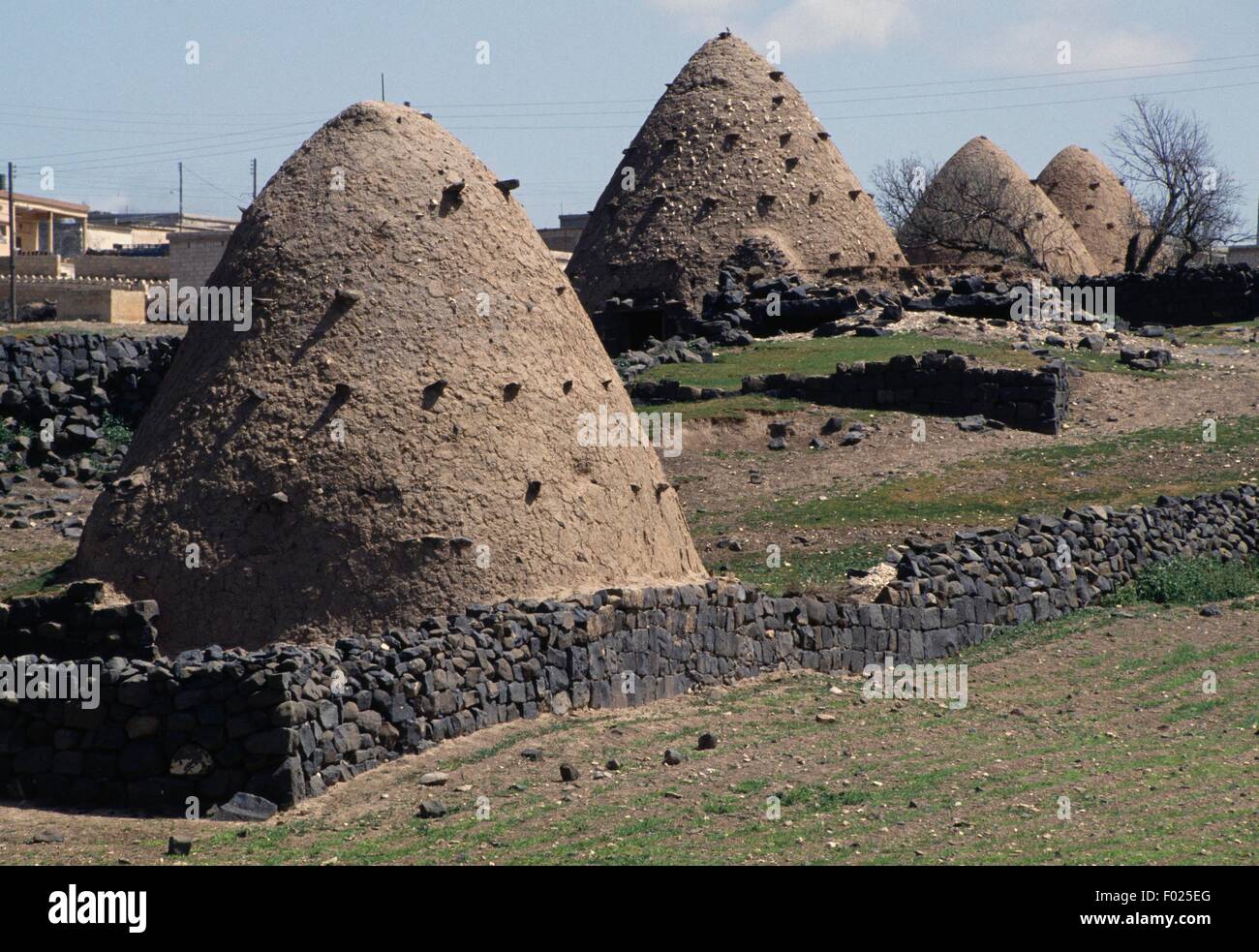 Traditional mud houses syria hi-res stock photography and images - Alamy