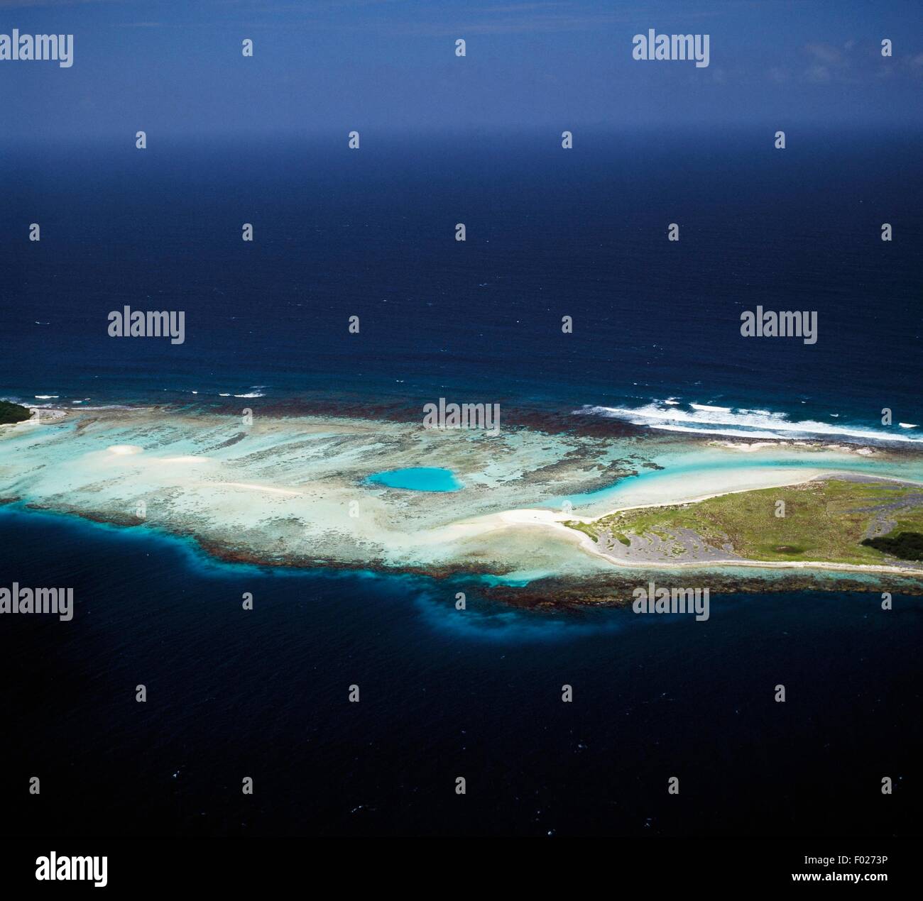 Aerial view of Cayo Canqui, Los Roques Archipelago National Park ...