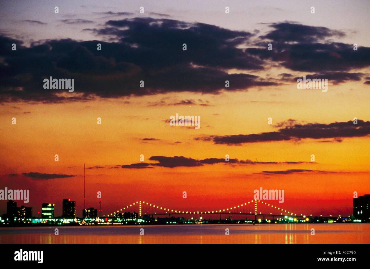 Sunset over detroit bridge hi-res stock photography and images - Alamy