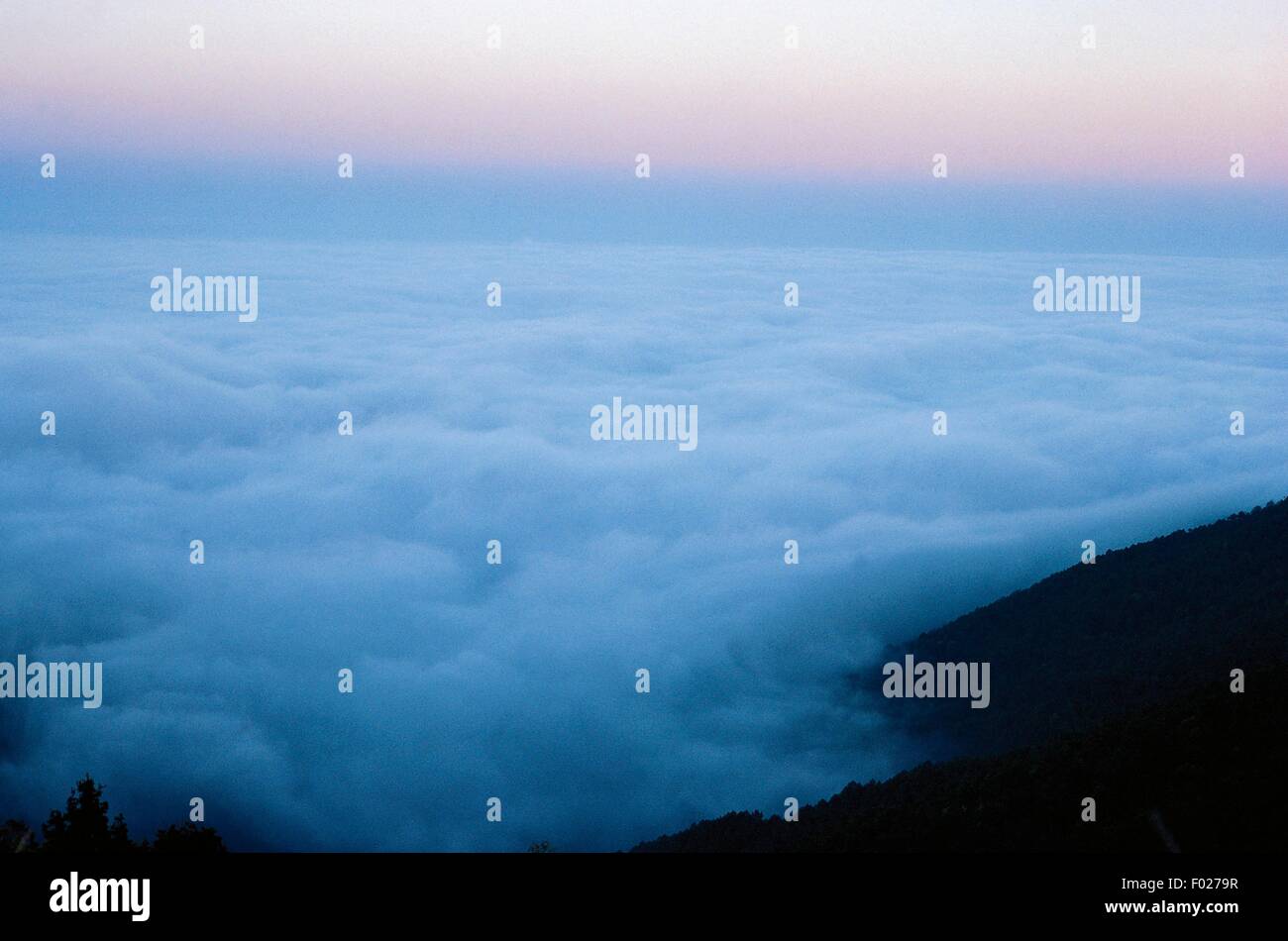 Thick blanket of fog hi-res stock photography and images - Alamy