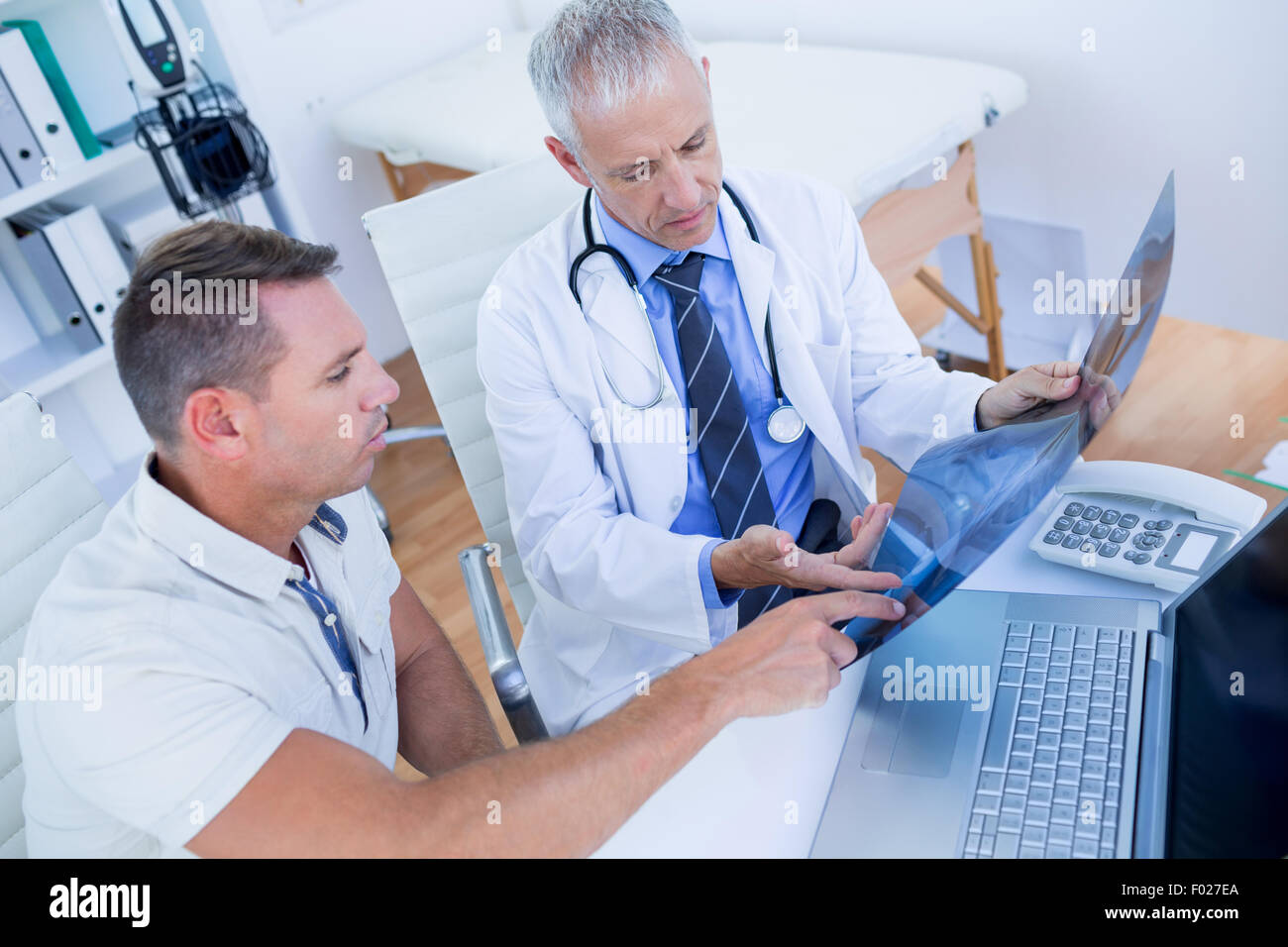 Doctor and patient looking at Xray Stock Photo - Alamy
