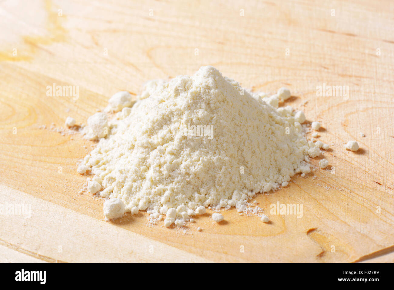 Pile of wheat flour on wooden rolling board Stock Photo - Alamy