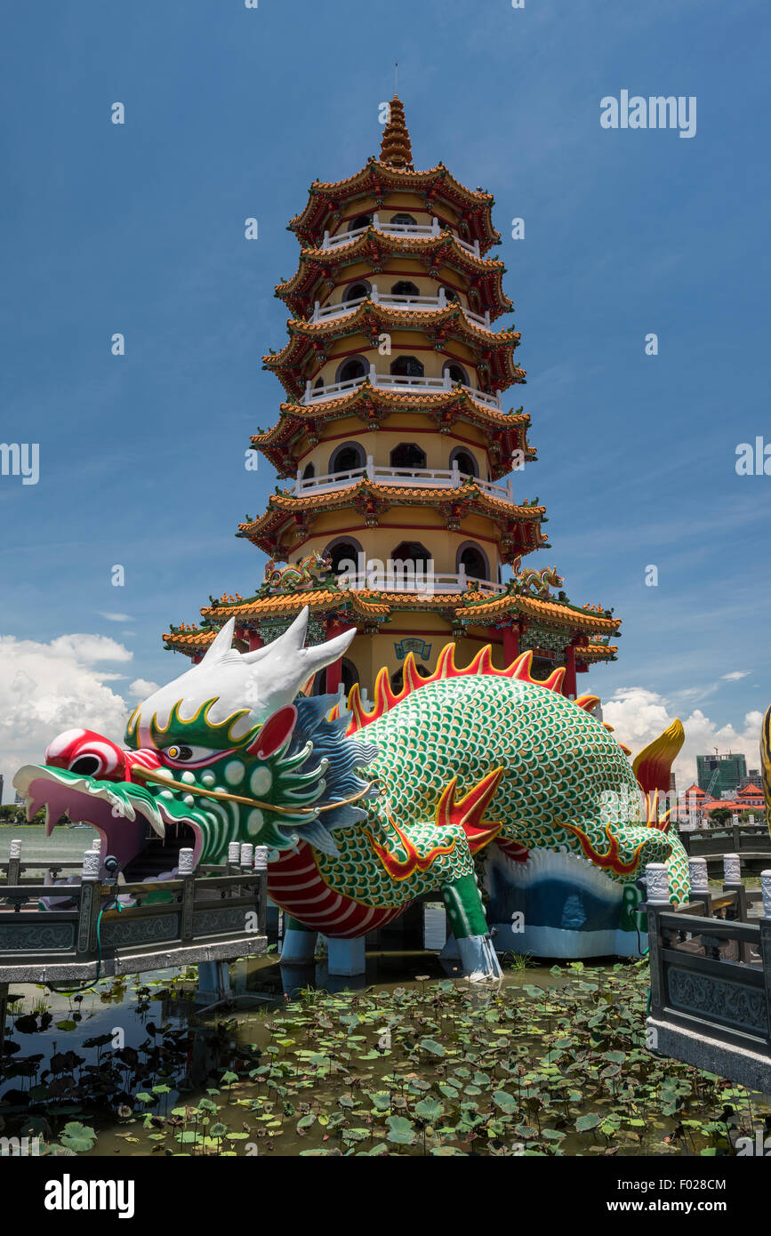 Dragon and Tiger Pagodas by the Lotus Lake in Kaohsiung City, Taiwan ...