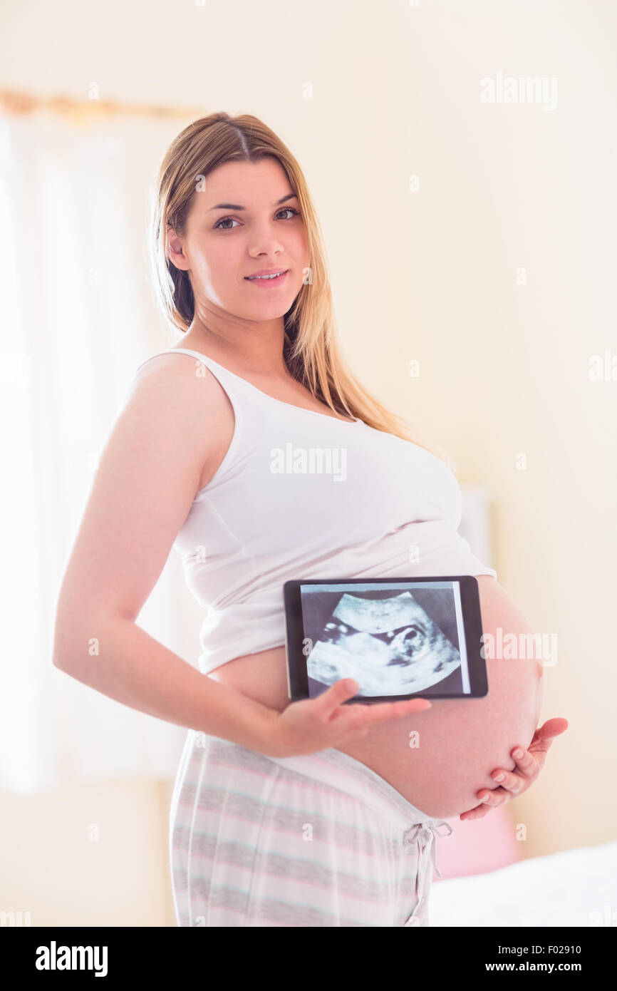 Pregnant woman showing ultrasound scans Stock Photo - Alamy