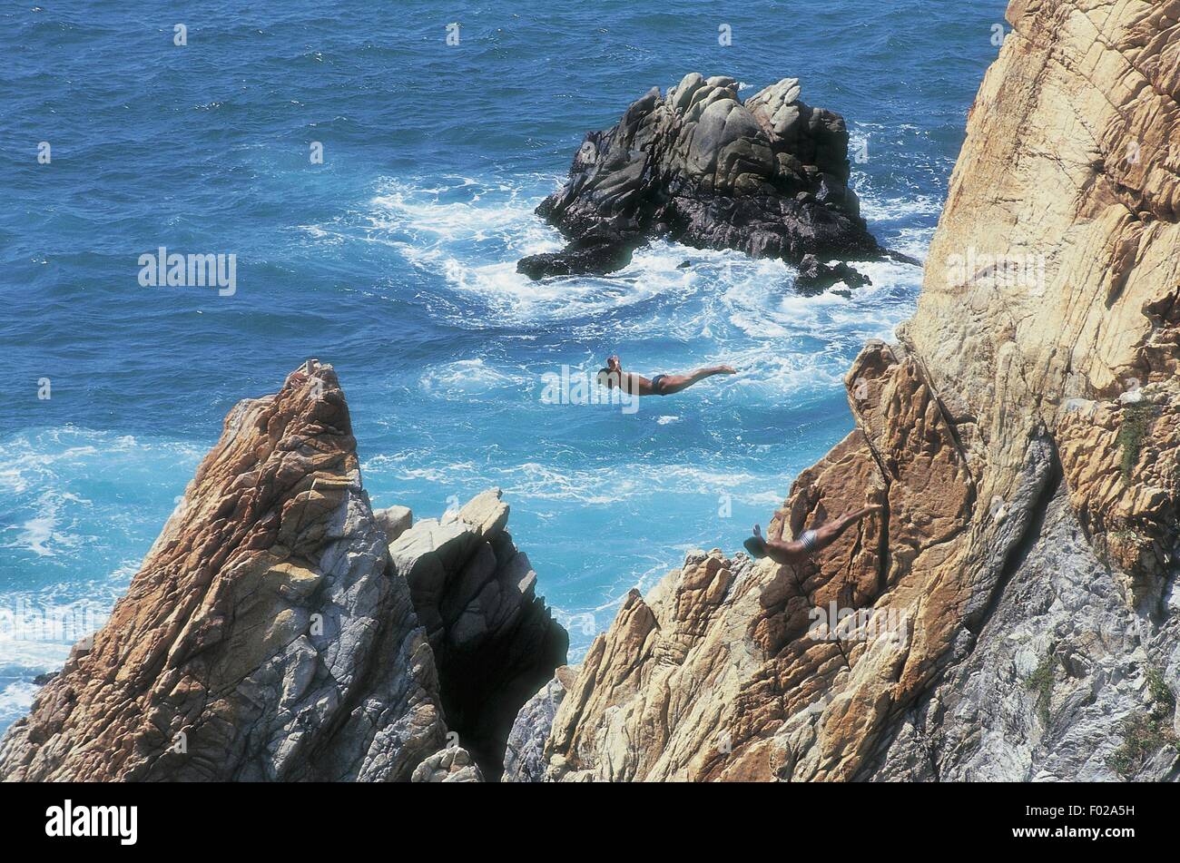 Acapulco cliff divers hi-res stock photography and images - Alamy