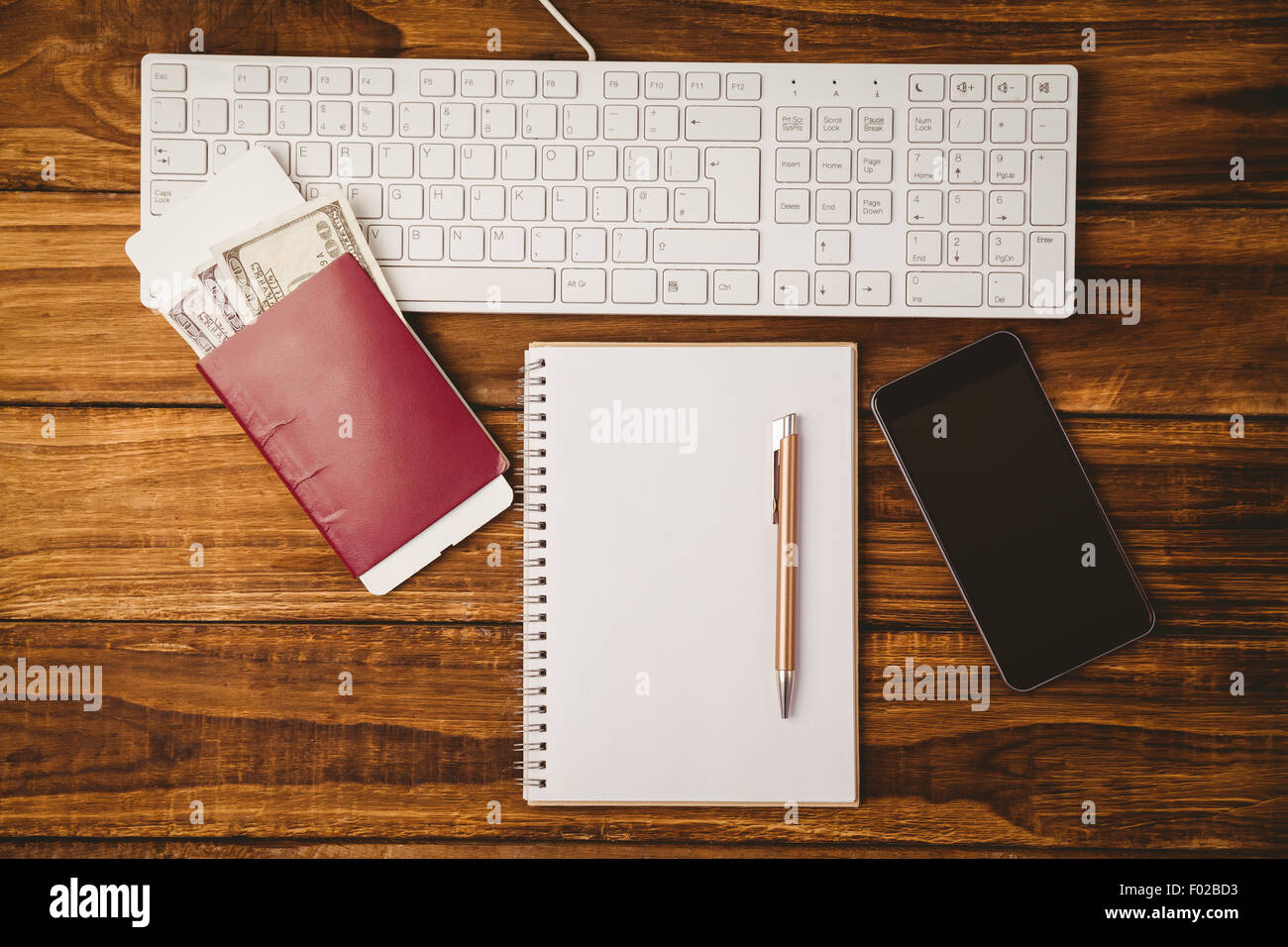 Pen on notepad next to keyboard and smartphone Stock Photo - Alamy