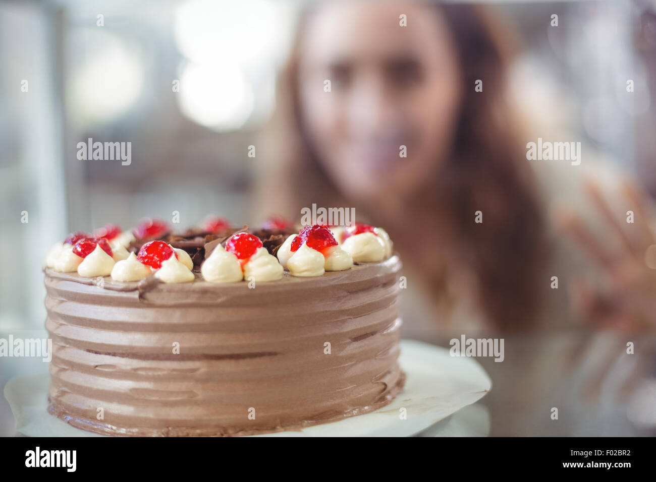 Cake display case hi-res stock photography and images - Alamy