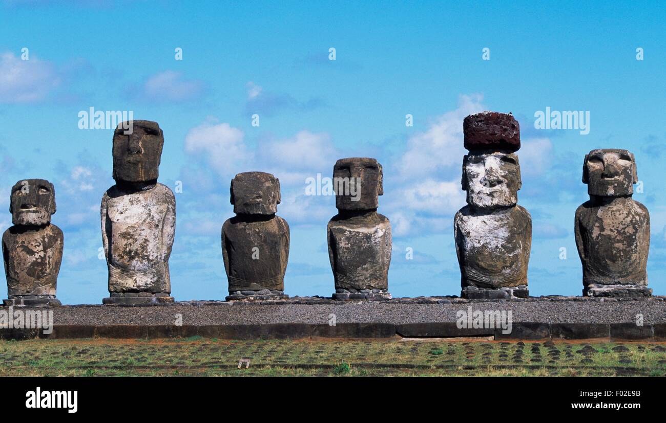 Moai (anthropomorphic monolith sculpture), Ahu Tongariki, Rapa-Nui ...