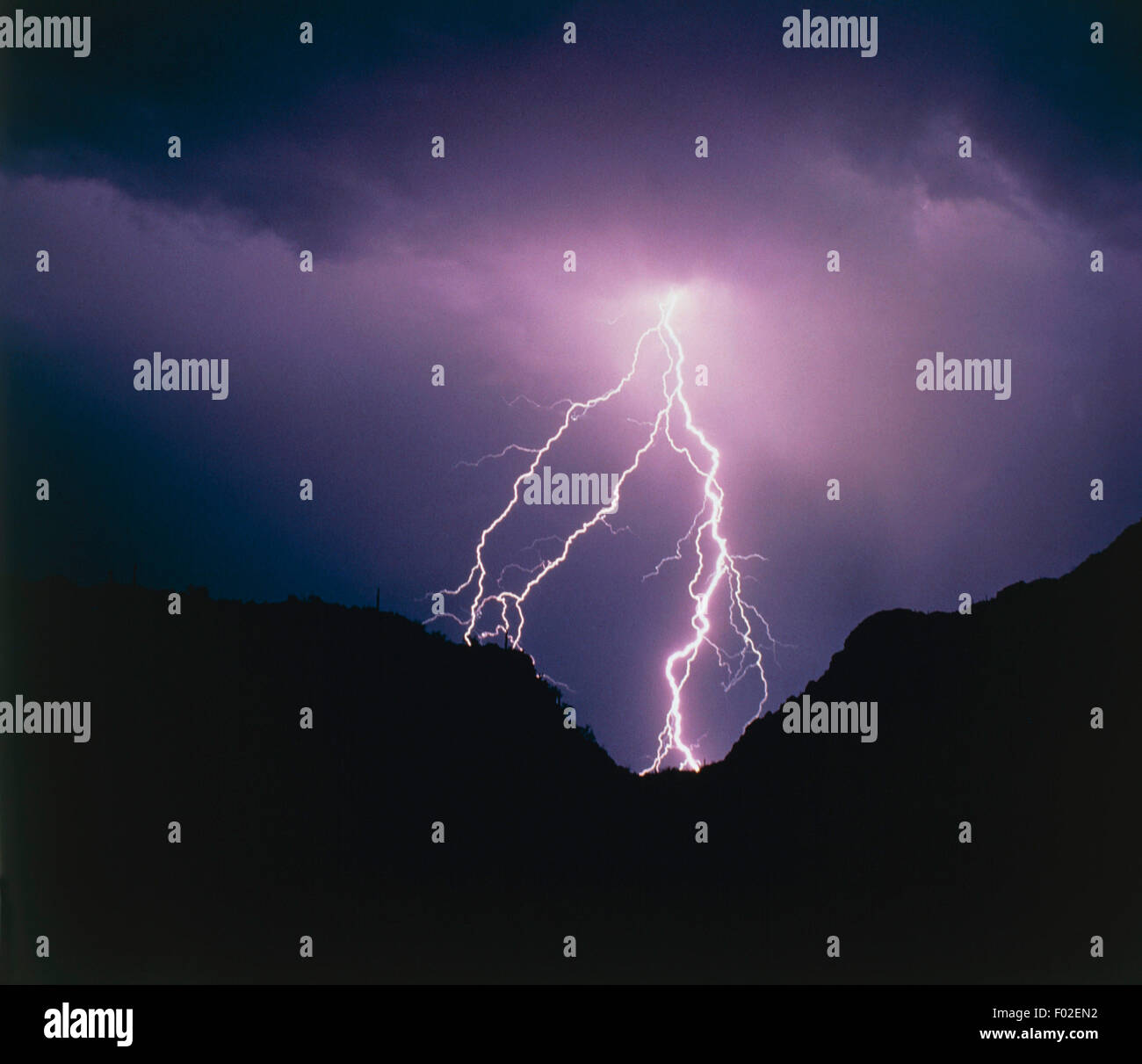 Horizontal lightning hi-res stock photography and images - Alamy