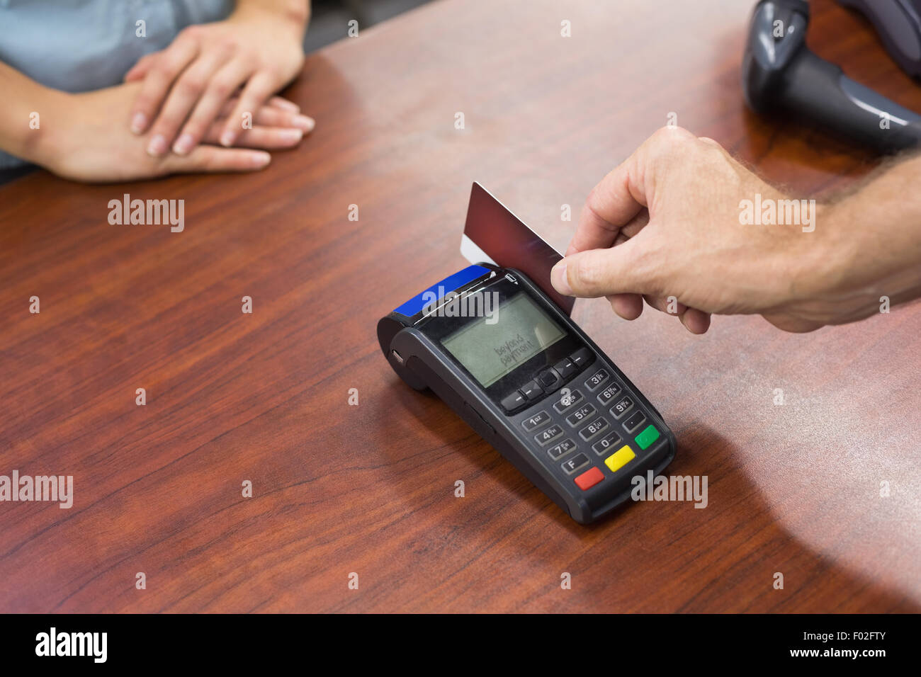Woman at cash register paying with credit card Stock Photo - Alamy